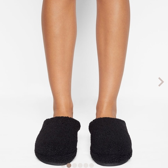 SKIMS | Shoes | Skims Onykblack Teddy Skims Slippers Size 37 | Poshmark